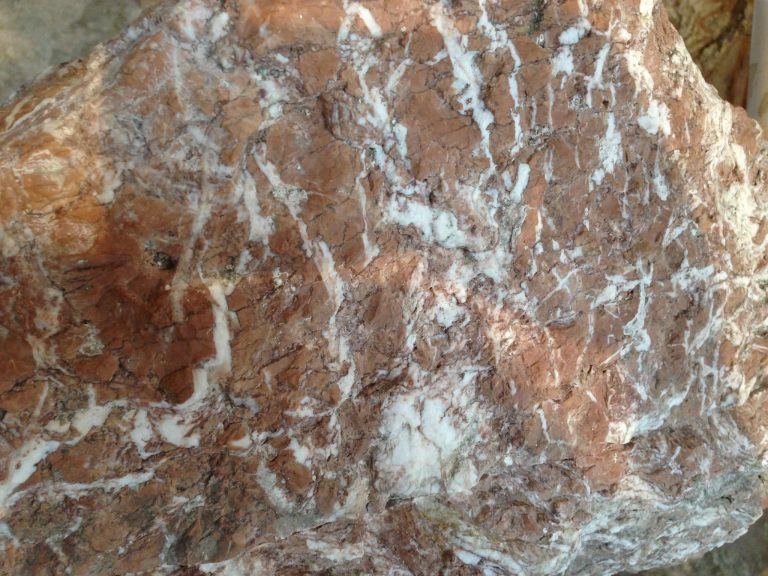 Come pulire il marmo dal calcare: una guida semplice